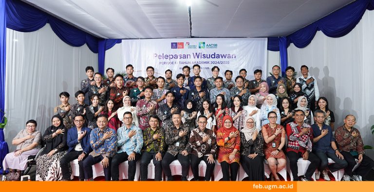 FEB UGM Lepas 207 Wisudawan Program Sarjana Periode IV 2024/2025